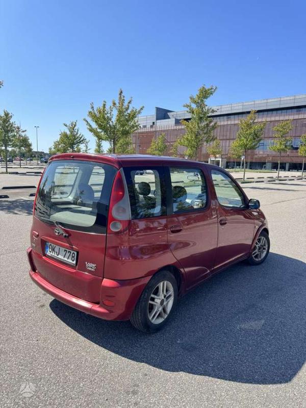 Sarkans Toyota Yaris Verso 2000 Klaipėda, ar dzinēja tilpumu 1.30 L un nobraukumu 350 tūkst. km par 999 €, foto 5 vietnē AUTOMOTO.COM.LV