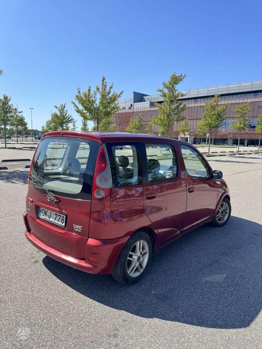 Sarkans Toyota Yaris Verso 2000 Klaipėda, ar dzinēja tilpumu 1.30 L un nobraukumu 350 tūkst. km par 999 €, foto 5 vietnē AUTOMOTO.COM.LV