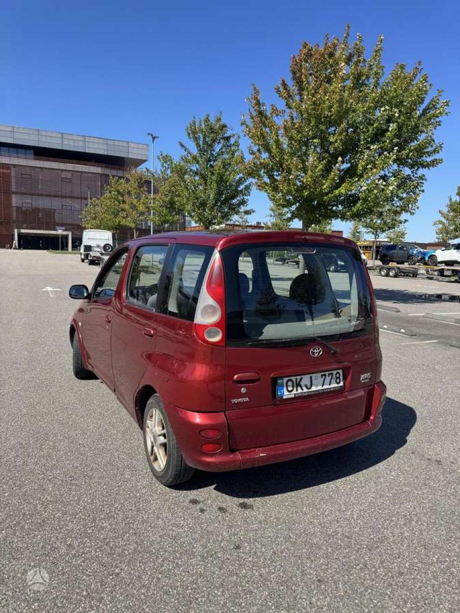Sarkans Toyota Yaris Verso 2000 Klaipėda, ar dzinēja tilpumu 1.30 L un nobraukumu 350 tūkst. km par 999 €, foto 6 vietnē AUTOMOTO.COM.LV