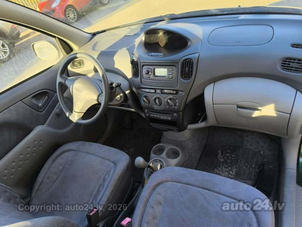 Toyota Yaris Verso 2001 Tallina, ar dzinēja tilpumu 1.30 L un nobraukumu 149 tūkst. km par 990 €, foto 3 vietnē AUTOMOTO.COM.LV