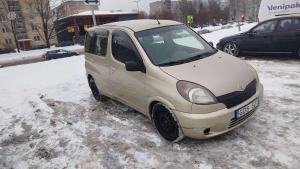 Dzeltens Toyota Yaris Verso 2001 Kauņa, ar dzinēja tilpumu 1.30 L un nobraukumu 425 tūkst. km par 990 €, foto  vietnē AUTOMOTO.COM.LV