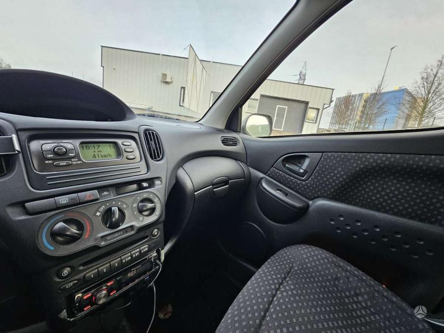 Dzeltens Toyota Yaris Verso 2004 Viļņa, ar dzinēja tilpumu 1.30 L un nobraukumu 302 tūkst. km par 1200 €, foto 3 vietnē AUTOMOTO.COM.LV