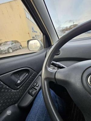 Dzeltens Toyota Yaris Verso 2004 Viļņa, ar dzinēja tilpumu 1.30 L un nobraukumu 302 tūkst. km par 1200 €, foto 4 vietnē AUTOMOTO.COM.LV