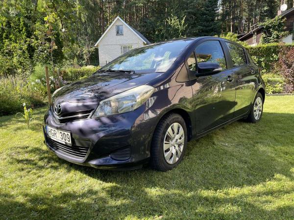 Violets Toyota Yaris 2014 Viļņa, ar dzinēja tilpumu 1.33 L un nobraukumu 73 tūkst. km par 8900 €, foto 1 vietnē AUTOMOTO.COM.LV