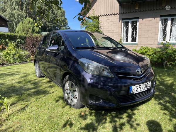 Violets Toyota Yaris 2014 Viļņa, ar dzinēja tilpumu 1.33 L un nobraukumu 73 tūkst. km par 8900 €, foto 2 vietnē AUTOMOTO.COM.LV