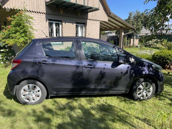 Violets Toyota Yaris 2014 Viļņa, ar dzinēja tilpumu 1.33 L un nobraukumu 73 tūkst. km par 8900 €, foto 3 vietnē AUTOMOTO.COM.LV