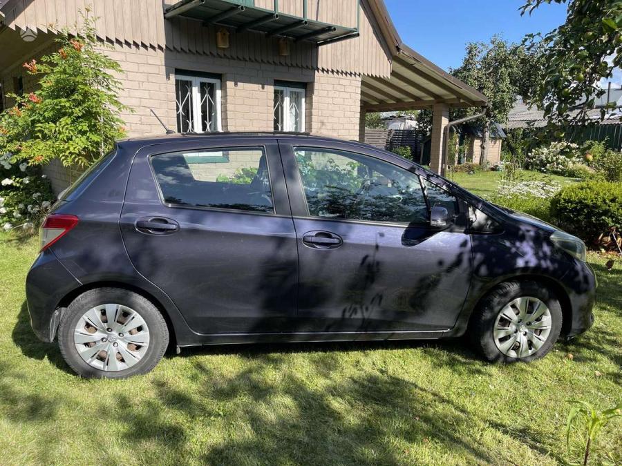 Violet Toyota Yaris 2014 in Vilnius, with an engine capacity of 1.33 L and mileage of 73 thousand km for 8900 €, photo 4 on AUTOMOTO.COM.LV