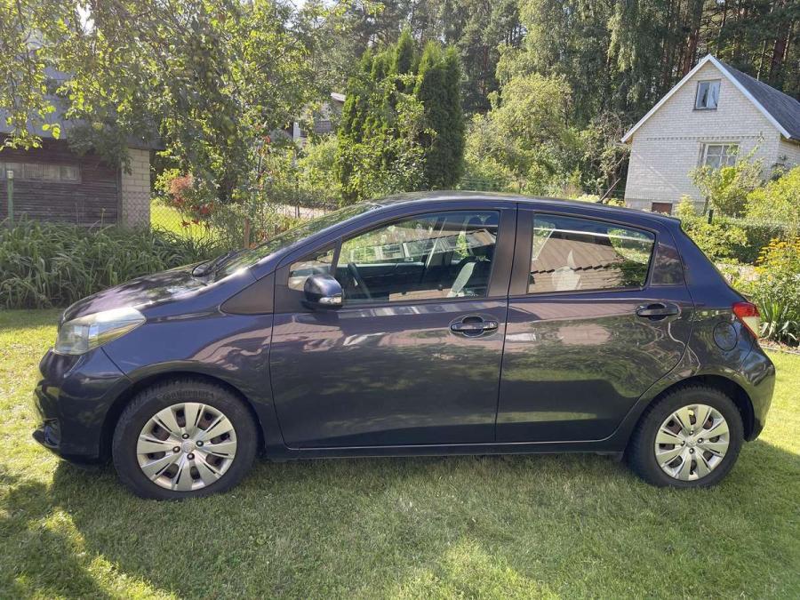 Violet Toyota Yaris 2014 in Vilnius, with an engine capacity of 1.33 L and mileage of 73 thousand km for 8900 €, photo 5 on AUTOMOTO.COM.LV