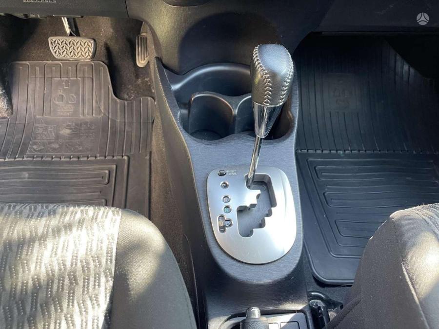 Violet Toyota Yaris 2014 in Vilnius, with an engine capacity of 1.33 L and mileage of 73 thousand km for 8900 €, photo 17 on AUTOMOTO.COM.LV