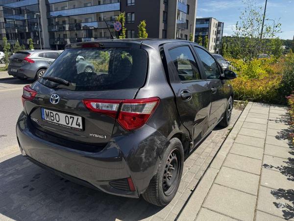 Violet Toyota Yaris 2017 in Vilnius, with an engine capacity of 1.50 L and mileage of 212 thousand km for 5500 €, photo 6 on AUTOMOTO.COM.LV