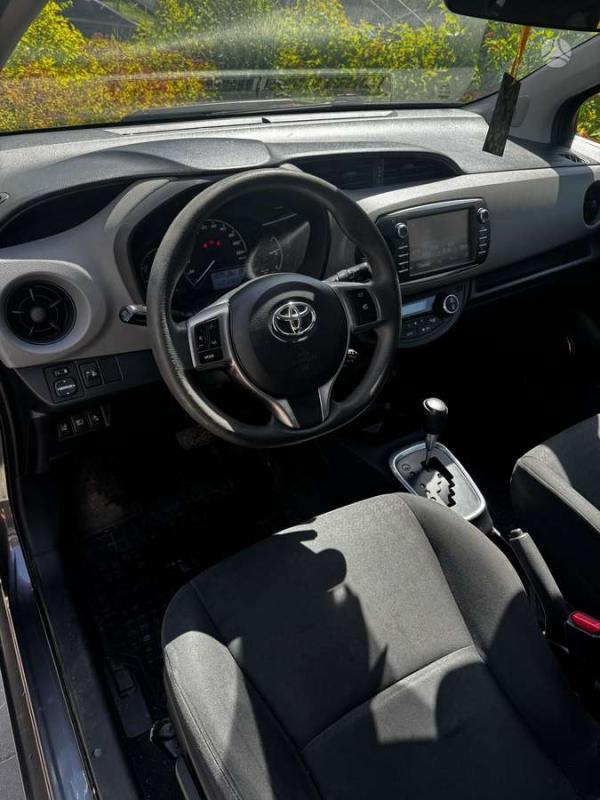 Violet Toyota Yaris 2017 in Vilnius, with an engine capacity of 1.50 L and mileage of 212 thousand km for 5500 €, photo 9 on AUTOMOTO.COM.LV
