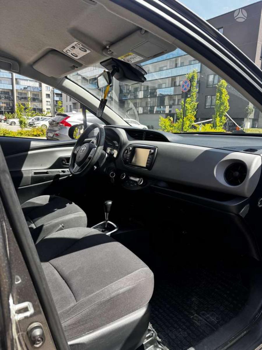 Violets Toyota Yaris 2017 Viļņa, ar dzinēja tilpumu 1.50 L un nobraukumu 212 tūkst. km par 5500 €, foto 12 vietnē AUTOMOTO.COM.LV
