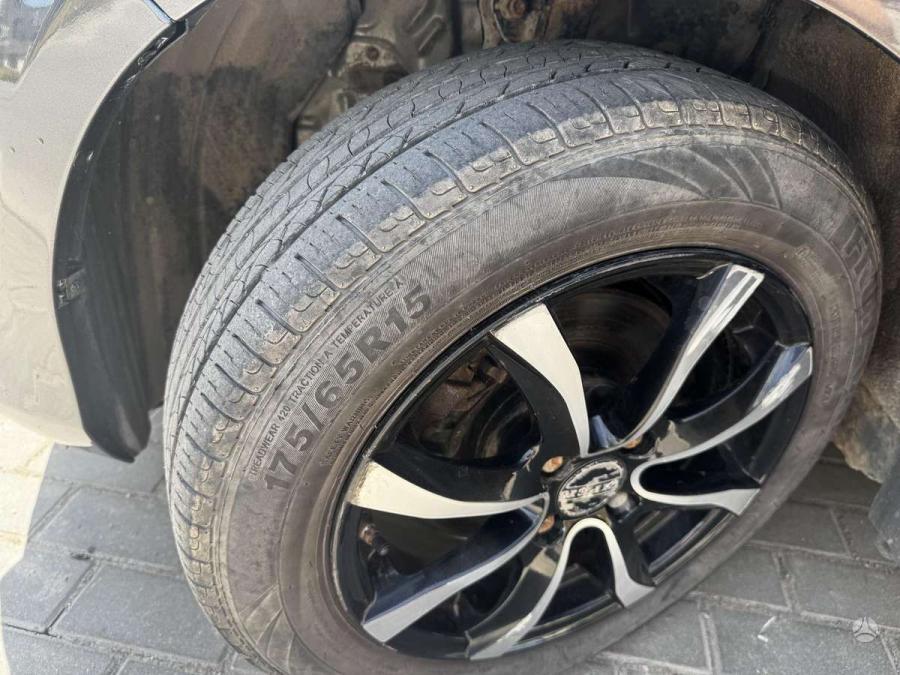 Violets Toyota Yaris 2017 Viļņa, ar dzinēja tilpumu 1.50 L un nobraukumu 212 tūkst. km par 5500 €, foto 16 vietnē AUTOMOTO.COM.LV