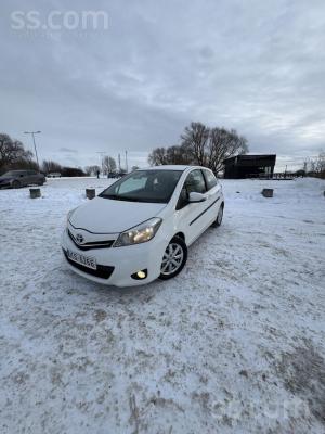 Balts Toyota Yaris 2011 Liepāja, ar dzinēja tilpumu 1.00 L un nobraukumu 185 tūkst. km par 3200 €, foto 4 vietnē AUTOMOTO.COM.LV