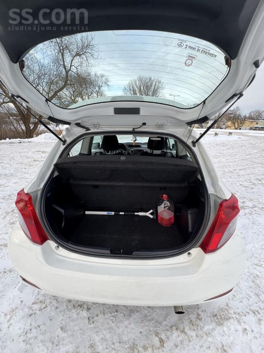 Balts Toyota Yaris 2011 Liepāja, ar dzinēja tilpumu 1.00 L un nobraukumu 185 tūkst. km par 3200 €, foto 7 vietnē AUTOMOTO.COM.LV