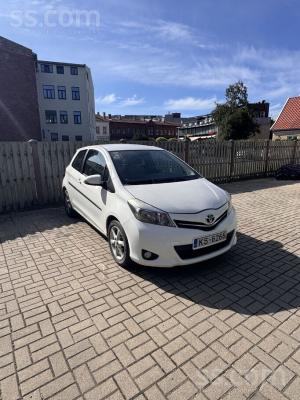 Balts Toyota Yaris 2011 Liepāja, ar dzinēja tilpumu 1.00 L un nobraukumu 174 tūkst. km par 3300 €, foto  vietnē AUTOMOTO.COM.LV