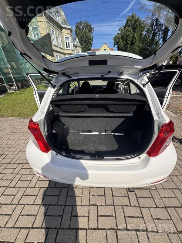White Toyota Yaris 2011 in Liepaja, with an engine capacity of 1.00 L and mileage of 174 thousand km for 3300 €, photo 9 on AUTOMOTO.COM.LV