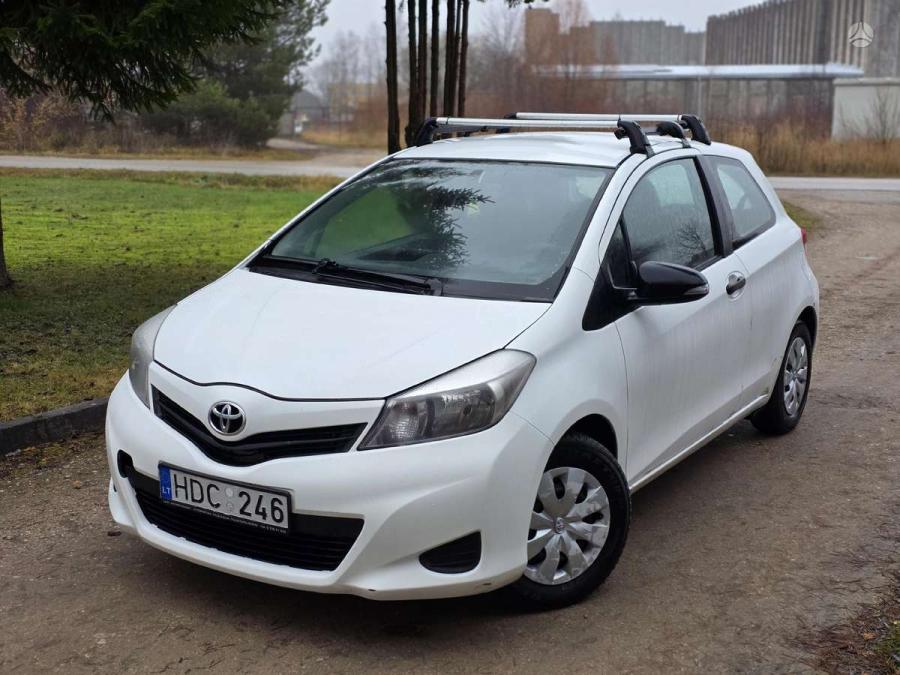 White Toyota Yaris 2014 in Mazeikiai, with an engine capacity of 1.00 L and mileage of 200 thousand km for 2650 €, photo 1 on AUTOMOTO.COM.LV