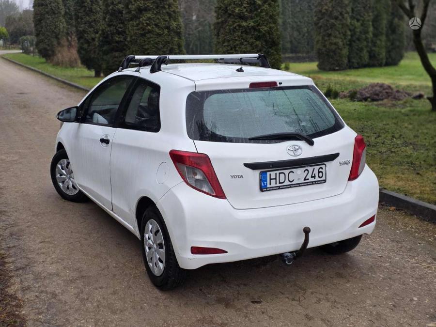 White Toyota Yaris 2014 in Mazeikiai, with an engine capacity of 1.00 L and mileage of 200 thousand km for 2650 €, photo 4 on AUTOMOTO.COM.LV