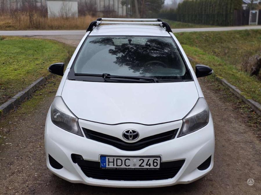 White Toyota Yaris 2014 in Mazeikiai, with an engine capacity of 1.00 L and mileage of 200 thousand km for 2650 €, photo 12 on AUTOMOTO.COM.LV