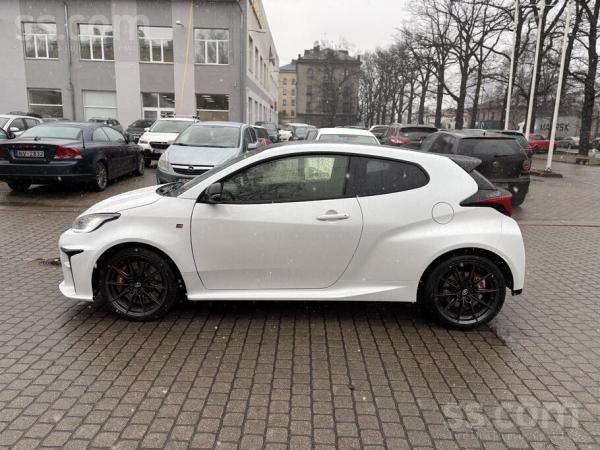 White Toyota Yaris 2021 in Riga, with an engine capacity of 1.60 L and mileage of 21 thousand km for 30500 €, photo 5 on AUTOMOTO.COM.LV