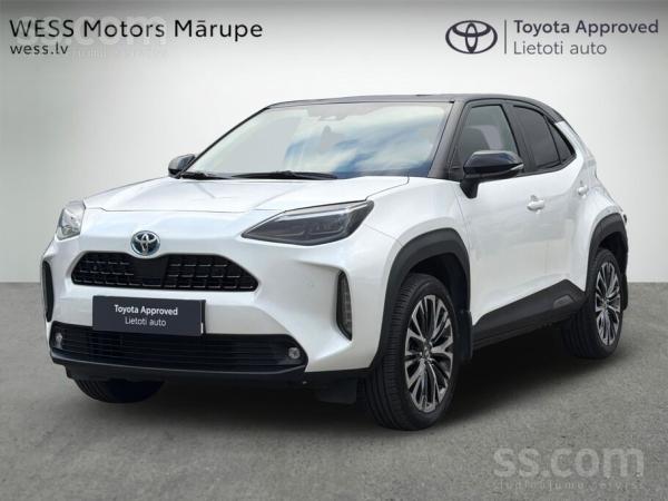 White Toyota Yaris 2022 in Riga, with an engine capacity of 1.50 L and mileage of 21 thousand km for 24990 €, photo 1 on AUTOMOTO.COM.LV