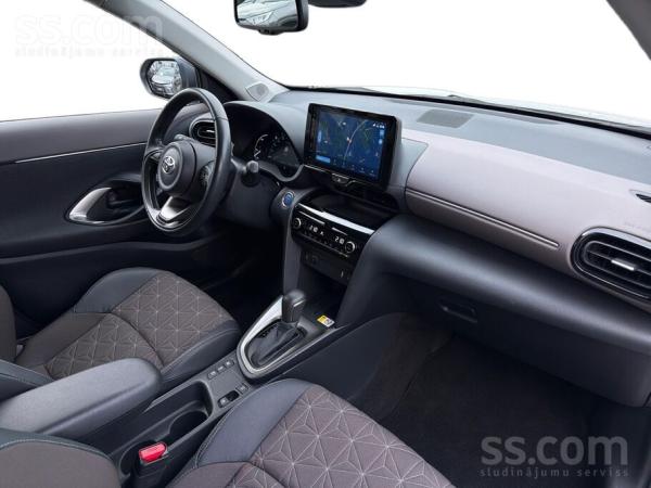 White Toyota Yaris 2022 in Riga, with an engine capacity of 1.50 L and mileage of 21 thousand km for 24990 €, photo 7 on AUTOMOTO.COM.LV