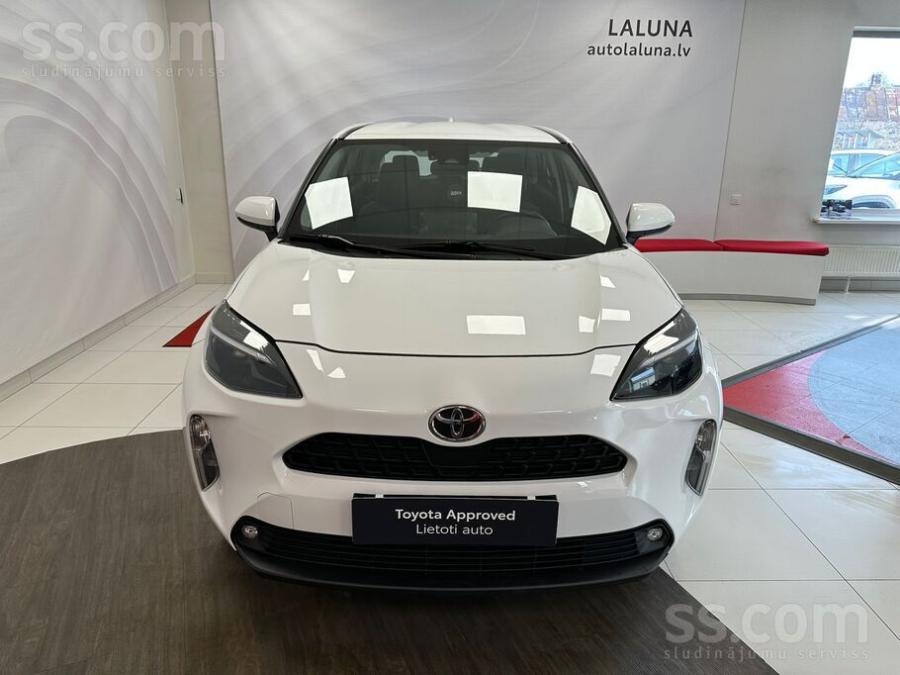 White Toyota Yaris 2023 in Jekabpils, with an engine capacity of 1.50 L and mileage of 44 thousand km for 16900 €, photo 3 on AUTOMOTO.COM.LV