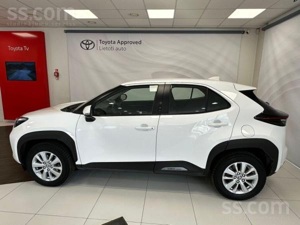 White Toyota Yaris 2023 in Jekabpils, with an engine capacity of 1.50 L and mileage of 44 thousand km for 16900 €, photo 3 on AUTOMOTO.COM.LV