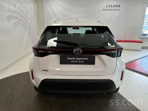 White Toyota Yaris 2023 in Jekabpils, with an engine capacity of 1.50 L and mileage of 44 thousand km for 16900 €, photo 5 on AUTOMOTO.COM.LV