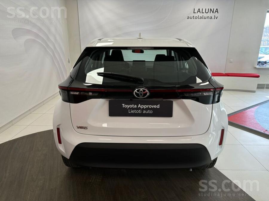 White Toyota Yaris 2023 in Jekabpils, with an engine capacity of 1.50 L and mileage of 44 thousand km for 16900 €, photo 5 on AUTOMOTO.COM.LV
