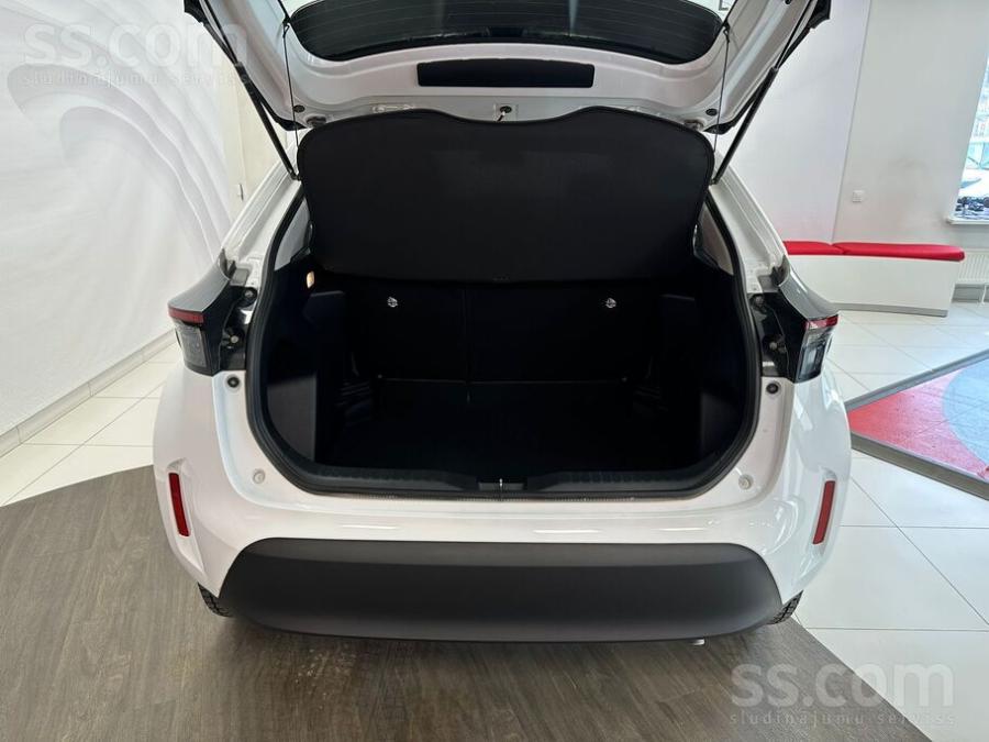 White Toyota Yaris 2023 in Jekabpils, with an engine capacity of 1.50 L and mileage of 44 thousand km for 16900 €, photo 6 on AUTOMOTO.COM.LV