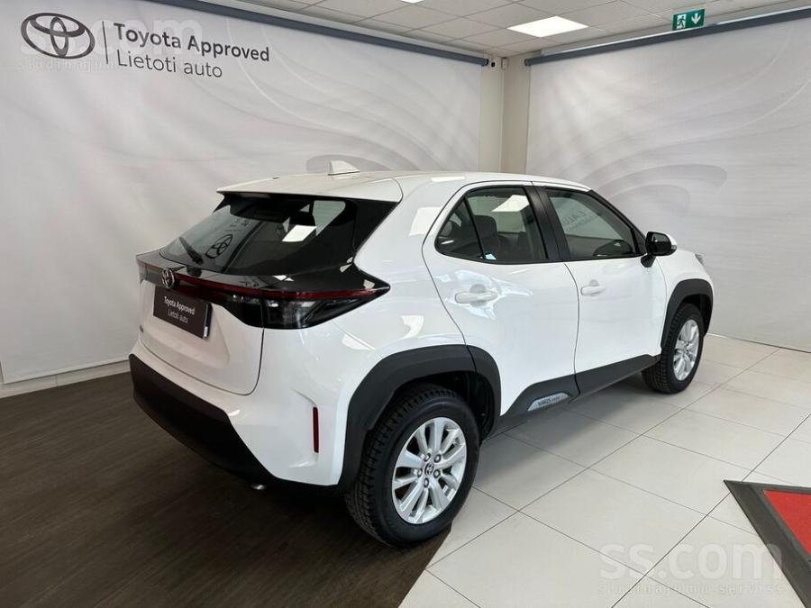 White Toyota Yaris 2023 in Jekabpils, with an engine capacity of 1.50 L and mileage of 44 thousand km for 16900 €, photo 7 on AUTOMOTO.COM.LV