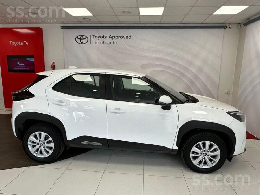 White Toyota Yaris 2023 in Jekabpils, with an engine capacity of 1.50 L and mileage of 44 thousand km for 16900 €, photo 8 on AUTOMOTO.COM.LV