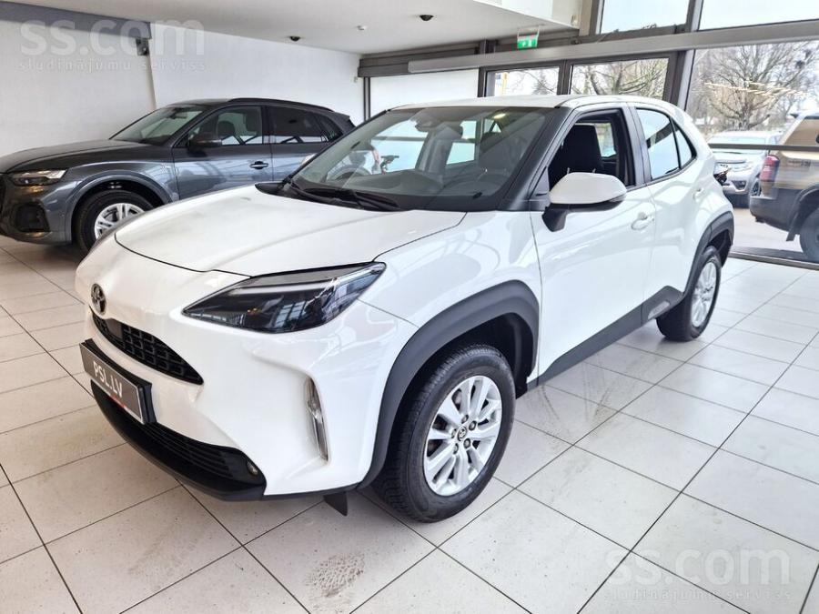 White Toyota Yaris 2023 in Riga, with an engine capacity of 1.50 L and mileage of 92 thousand km for 15500 €, photo 1 on AUTOMOTO.COM.LV
