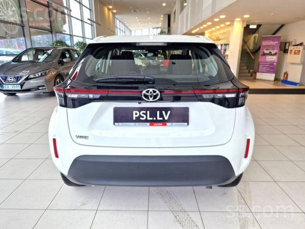 White Toyota Yaris 2023 in Riga, with an engine capacity of 1.50 L and mileage of 92 thousand km for 15500 €, photo 4 on AUTOMOTO.COM.LV