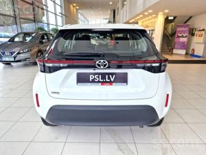 White Toyota Yaris 2023 in Riga, with an engine capacity of 1.50 L and mileage of 92 thousand km for 15500 €, photo 5 on AUTOMOTO.COM.LV