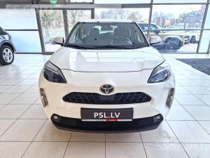 White Toyota Yaris 2023 in Riga, with an engine capacity of 1.50 L and mileage of 92 thousand km for 15500 €, photo 9 on AUTOMOTO.COM.LV