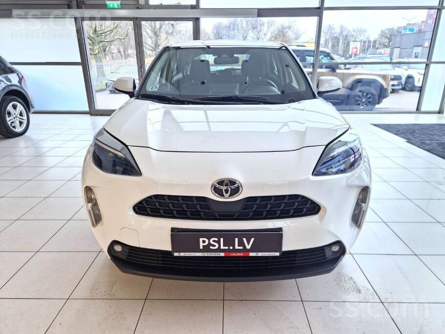 White Toyota Yaris 2023 in Riga, with an engine capacity of 1.50 L and mileage of 92 thousand km for 15500 €, photo 9 on AUTOMOTO.COM.LV