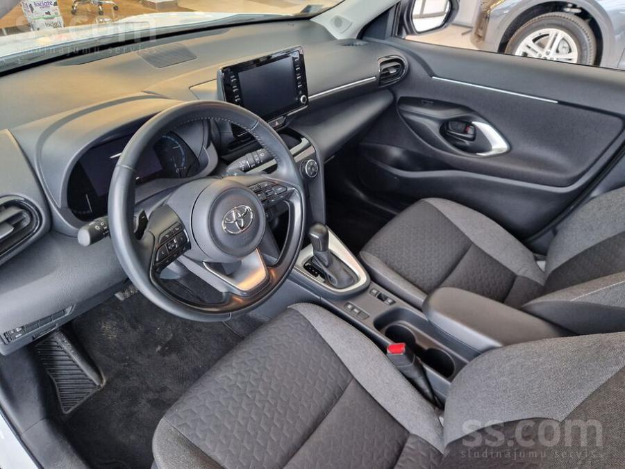 White Toyota Yaris 2023 in Riga, with an engine capacity of 1.50 L and mileage of 92 thousand km for 15500 €, photo 12 on AUTOMOTO.COM.LV