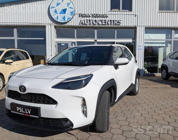 White Toyota Yaris 2023 in Valmiera, with an engine capacity of 1.50 L and mileage of 88 thousand km for 15500 €, photo 2 on AUTOMOTO.COM.LV