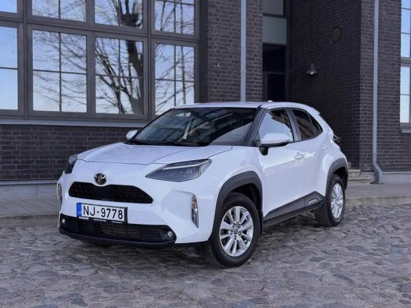 White Toyota Yaris 2023 in Riga, with an engine capacity of 1.50 L and mileage of 56 thousand km for 16500 €, photo 1 on AUTOMOTO.COM.LV