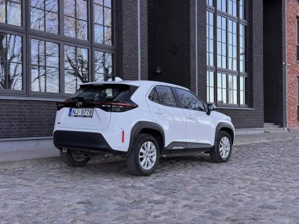White Toyota Yaris 2023 in Riga, with an engine capacity of 1.50 L and mileage of 56 thousand km for 16500 €, photo 6 on AUTOMOTO.COM.LV