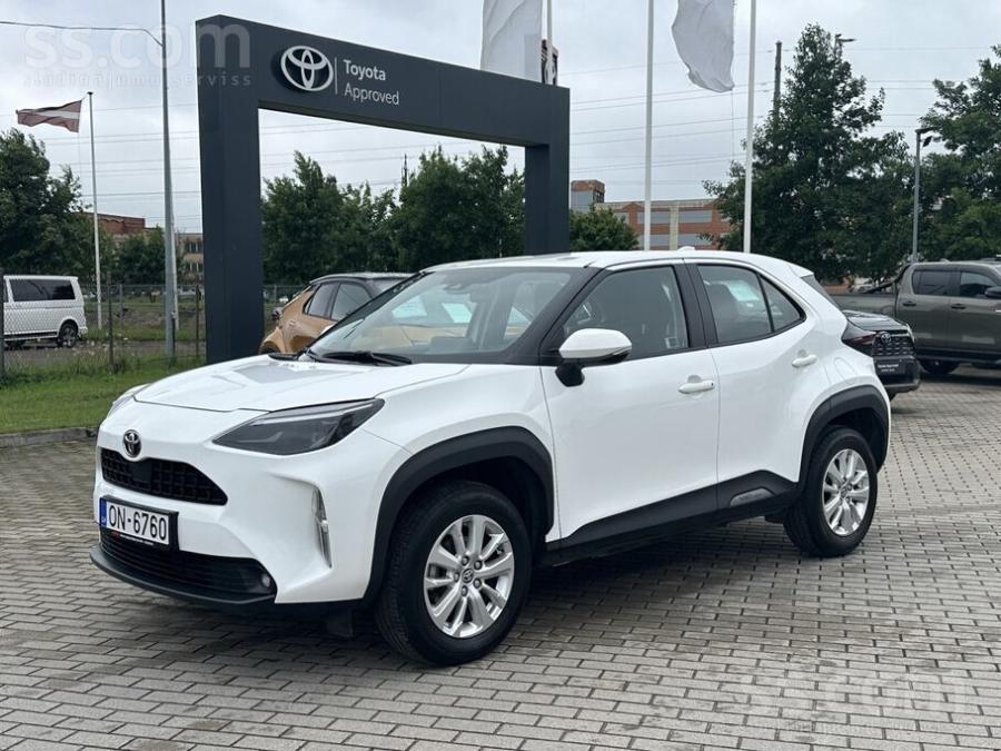 Balts Toyota Yaris 2023 Liepāja, ar dzinēja tilpumu 1.50 L un nobraukumu 15 tūkst. km par 19400 €, foto 1 vietnē AUTOMOTO.COM.LV