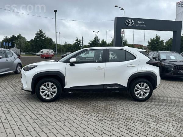 Balts Toyota Yaris 2023 Liepāja, ar dzinēja tilpumu 1.50 L un nobraukumu 15 tūkst. km par 19400 €, foto 2 vietnē AUTOMOTO.COM.LV