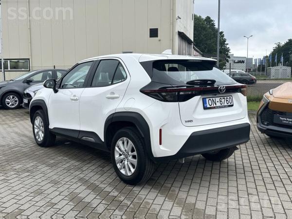 Balts Toyota Yaris 2023 Liepāja, ar dzinēja tilpumu 1.50 L un nobraukumu 15 tūkst. km par 19400 €, foto 3 vietnē AUTOMOTO.COM.LV