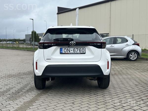 Balts Toyota Yaris 2023 Liepāja, ar dzinēja tilpumu 1.50 L un nobraukumu 15 tūkst. km par 19400 €, foto 7 vietnē AUTOMOTO.COM.LV