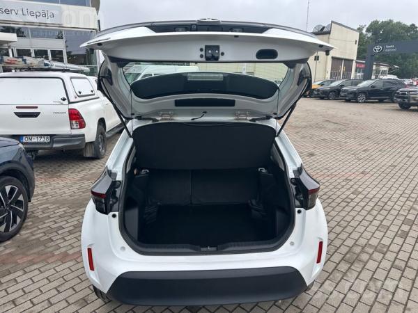 Balts Toyota Yaris 2023 Liepāja, ar dzinēja tilpumu 1.50 L un nobraukumu 15 tūkst. km par 19400 €, foto 8 vietnē AUTOMOTO.COM.LV