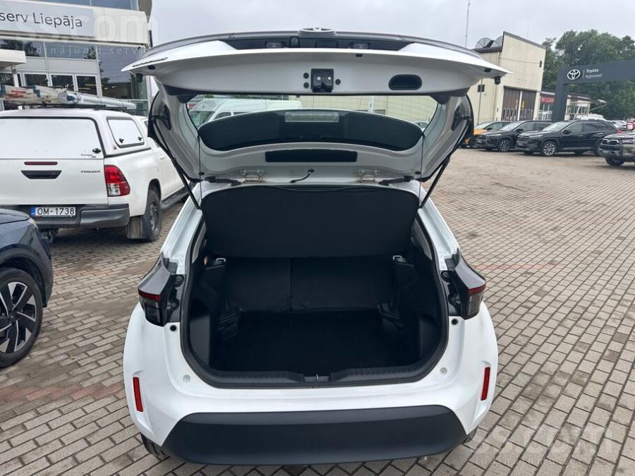 Balts Toyota Yaris 2023 Liepāja, ar dzinēja tilpumu 1.50 L un nobraukumu 15 tūkst. km par 19400 €, foto 9 vietnē AUTOMOTO.COM.LV