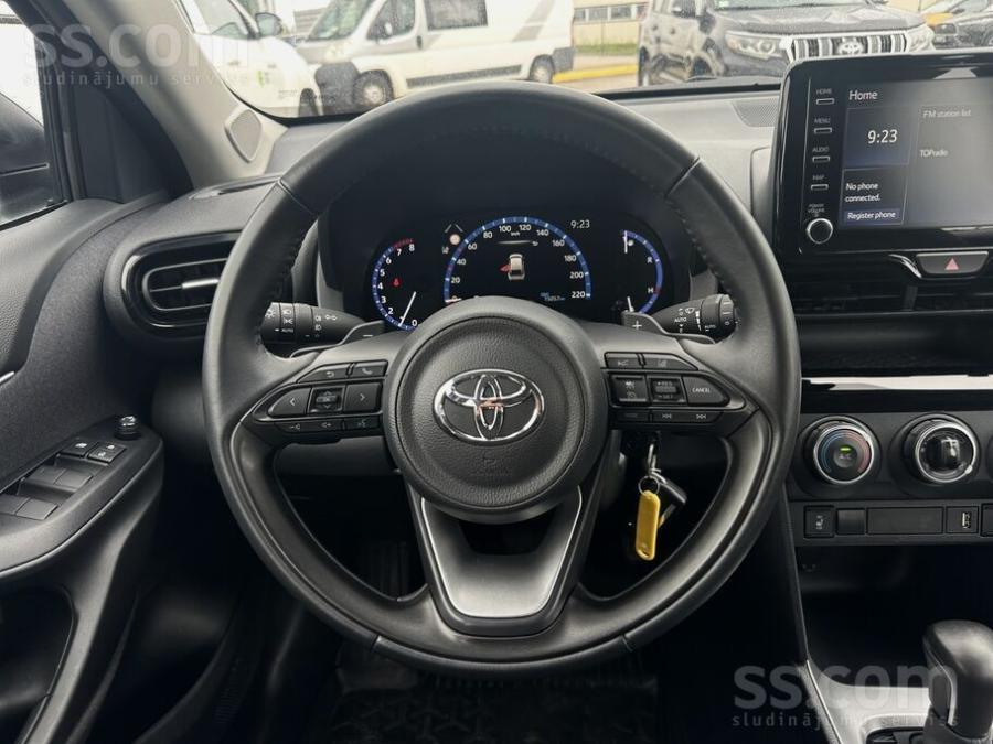 Balts Toyota Yaris 2023 Liepāja, ar dzinēja tilpumu 1.50 L un nobraukumu 15 tūkst. km par 19400 €, foto 12 vietnē AUTOMOTO.COM.LV